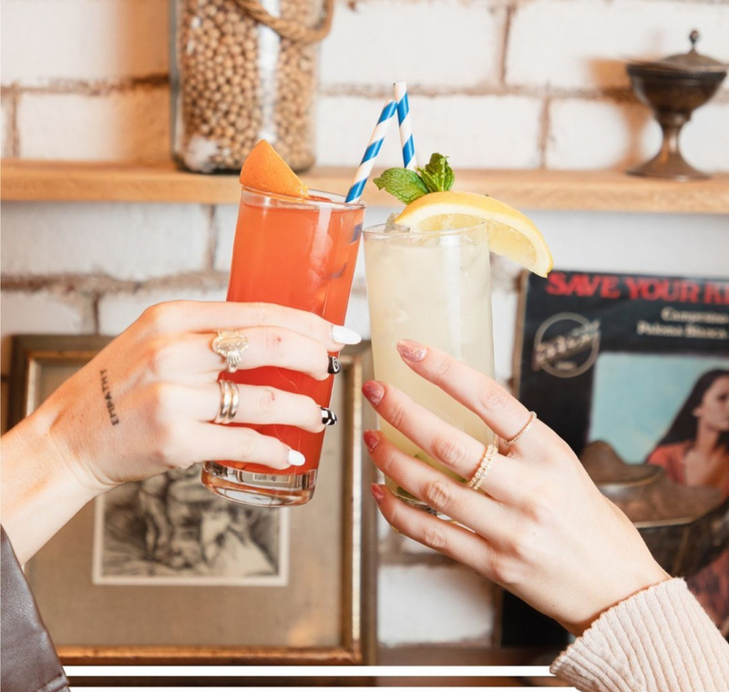 Popular Cocktail Drinks to Order at a Bar: Classic & Trendy